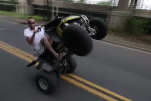 Quad Wheelie Fail - Video auf bildschirmarbeiter.com
