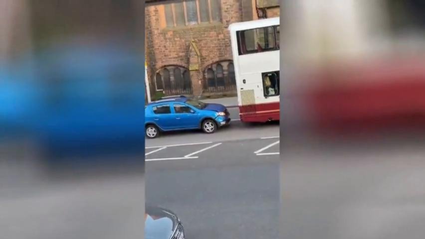 Auto vs Bus - Video auf bildschirmarbeiter.com