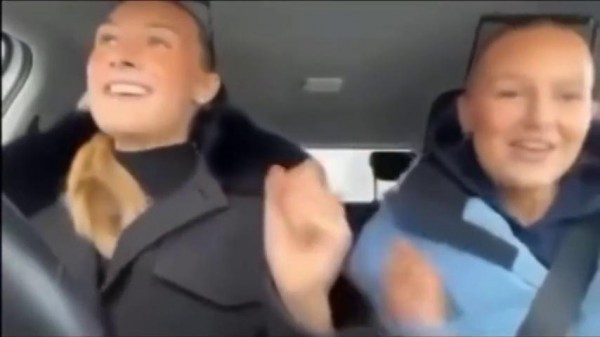 Albern während Autofahrt - Video auf bildschirmarbeiter.com