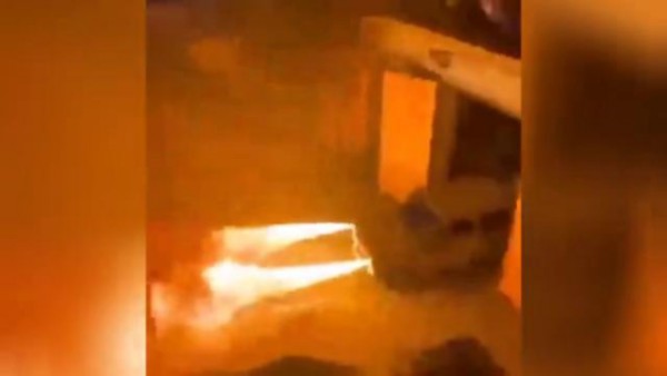 Auto mit Flammenwerfer - Video auf bildschirmarbeiter.com