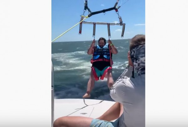 Parasailing Fail - Video auf bildschirmarbeiter.com