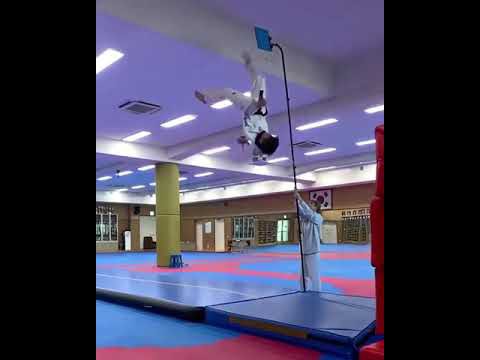 Sprung, Backflip, Kick - Video auf bildschirmarbeiter.com