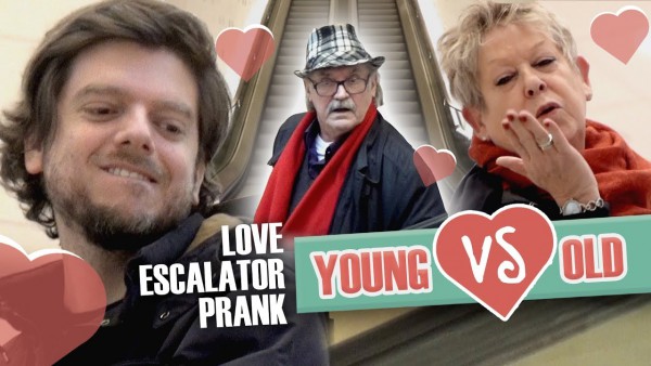 Zärtliche Berührung auf der Rolltreppe: Jung vs. Alt - Video auf ...