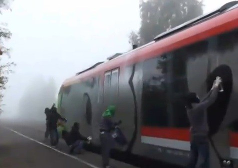 Zug neue Farbe verpassen - Video auf bildschirmarbeiter.com